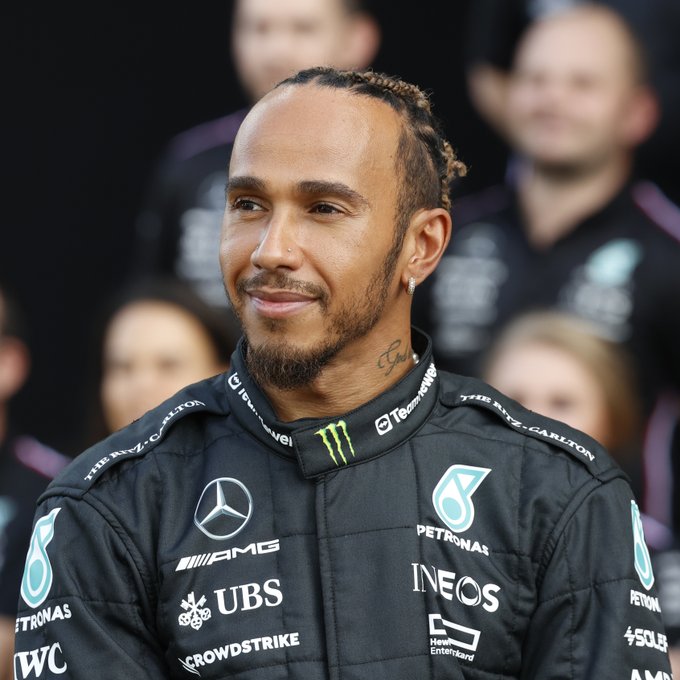 Hamilton é o novo piloto da Ferrari pra 2025 – Manchete92